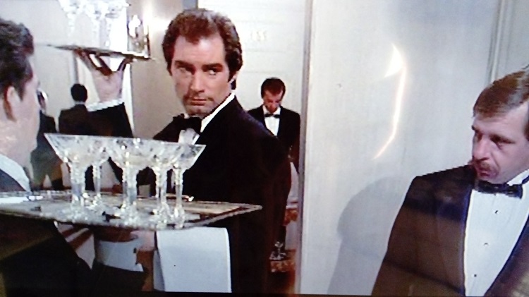 James Bond serves a seafood platter – James Bond Food