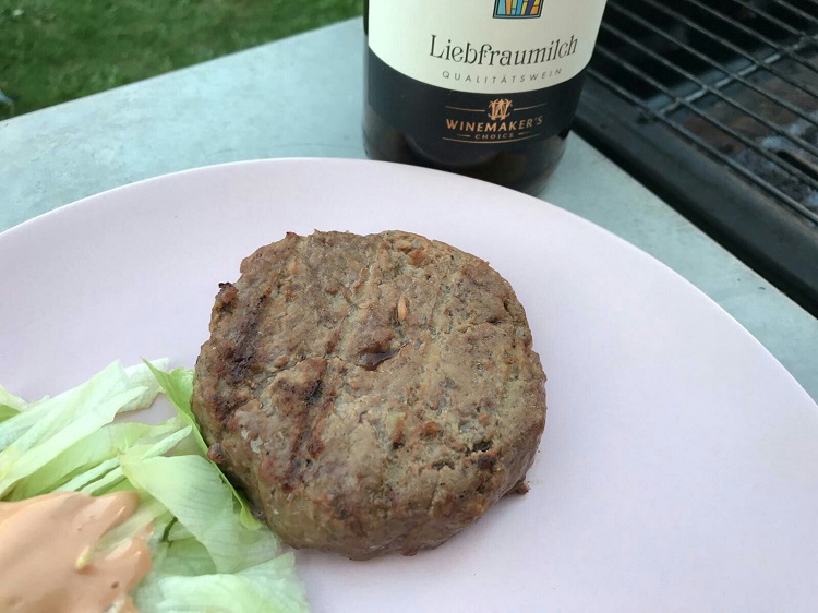 Flat beef hamburger – James Bond Food